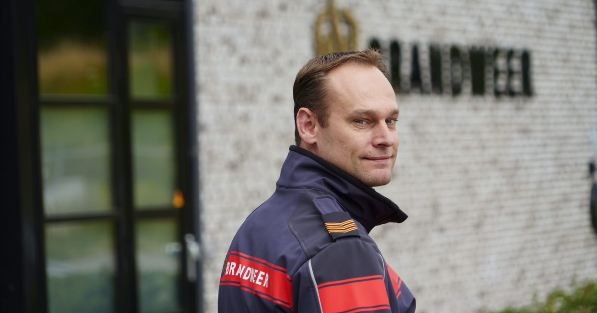 Brandweerman Paramedicus Uniform 126.700+ Brandweerman Stockfoto's,